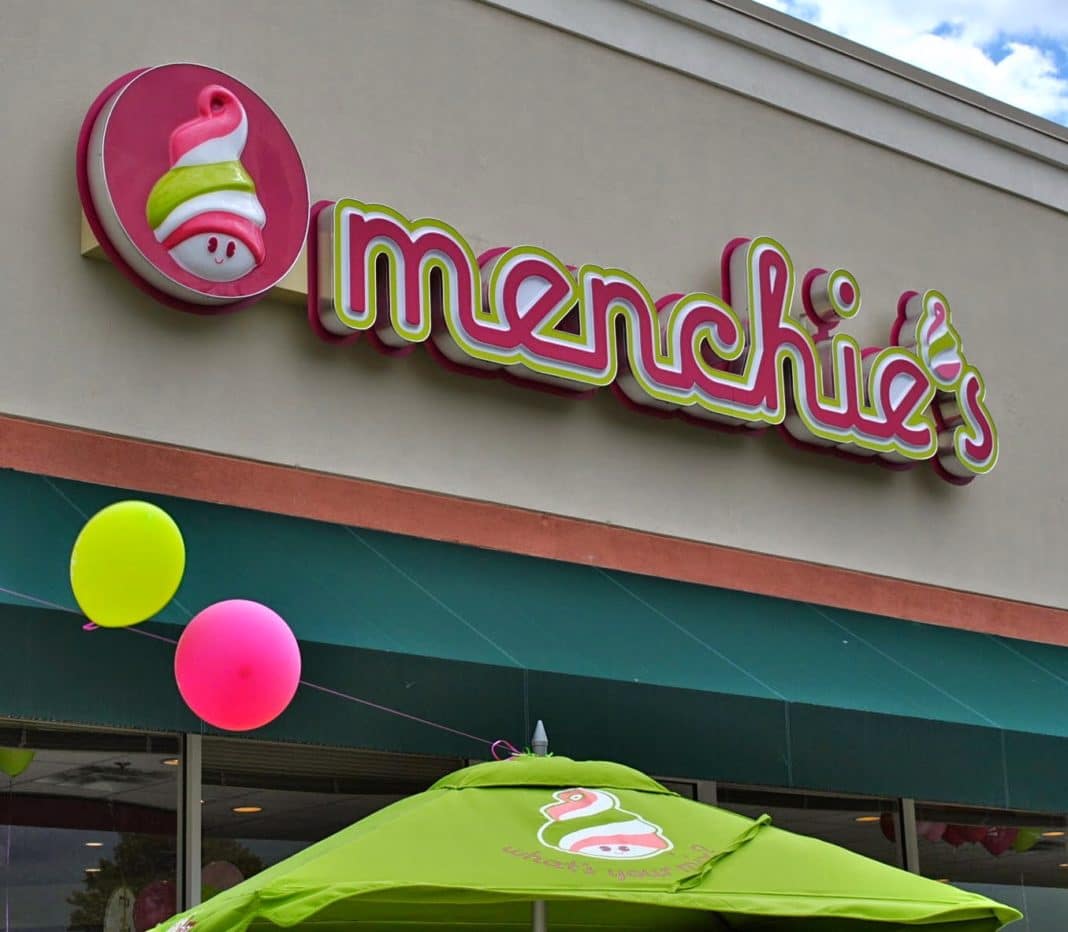 Menchie's Yogurt Shop Owner 'Humbly Apologizes' to Black Man Booted Out ...