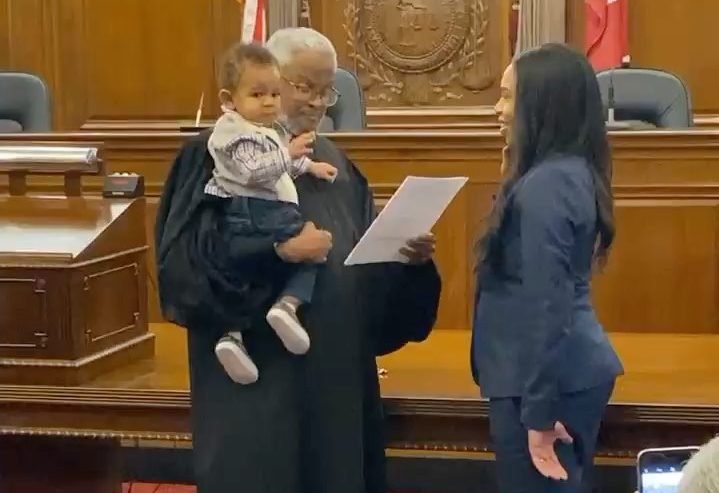 Tennessee Judge Wins Praise for Holding Lawyer's 1-Year-Old as She's ...