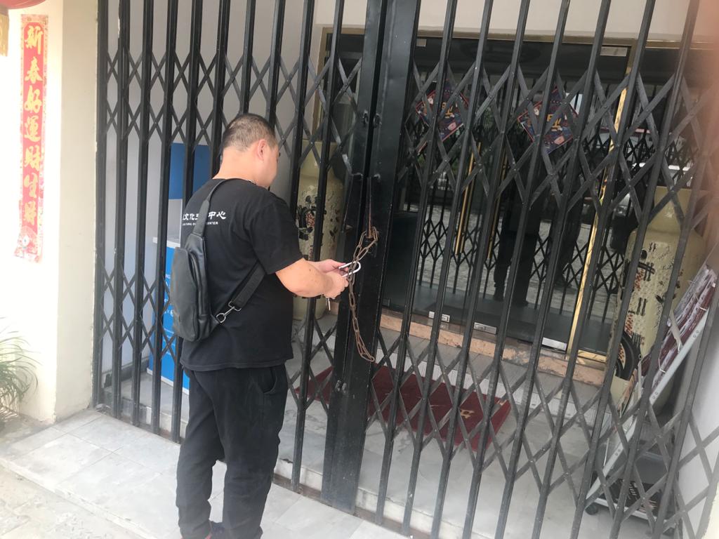 Chinese Restaurant Caught Refusing Service to Locals Gets Shut Down by ...