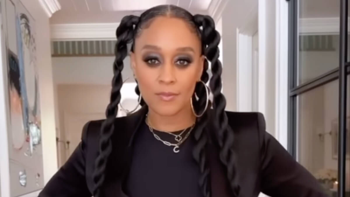 'Show That Thang Tia': Tia Mowry Shows Off Her Buns In Cheeky New Beach ...