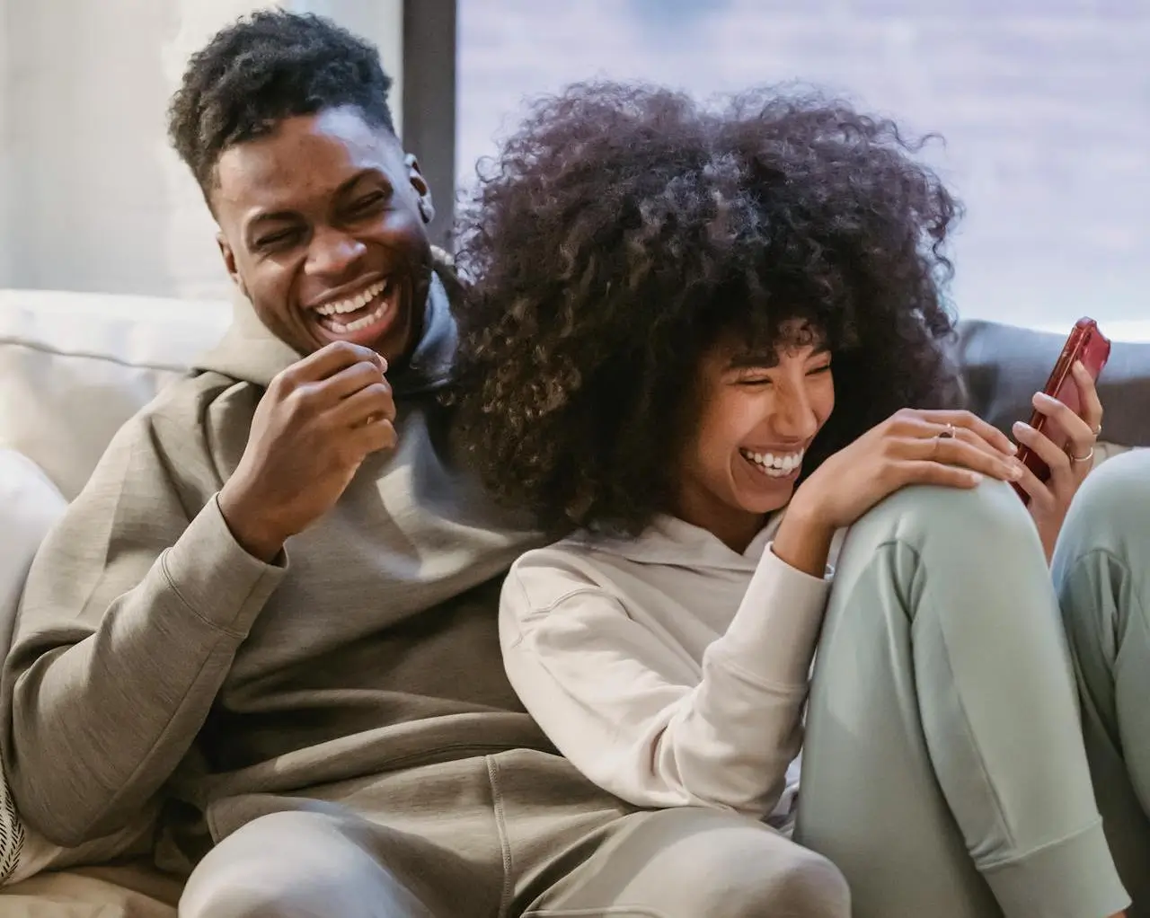 Tinder Scammer Swindles Women Out of $100K By Snapping Photos of Their ...