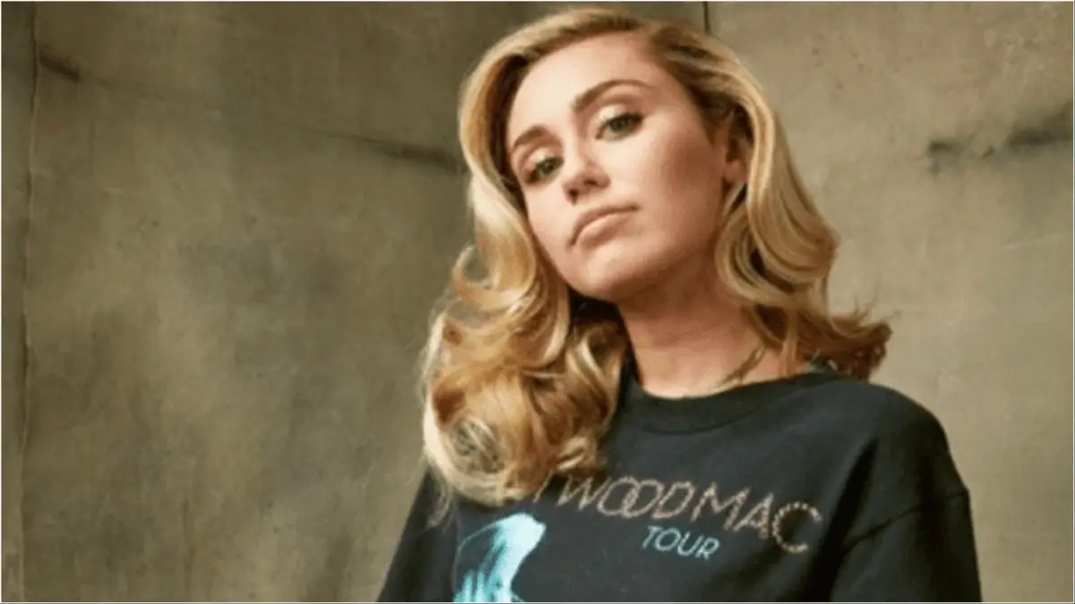 ‘what Did She Do Miley Cyrus Bares All In New Photo But Fans Cant 6022