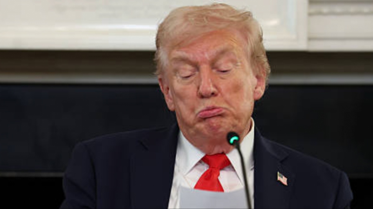 'Right Hand Doesn’t Work Anymore’: Trump’s Bizarre Clap Caught on ...