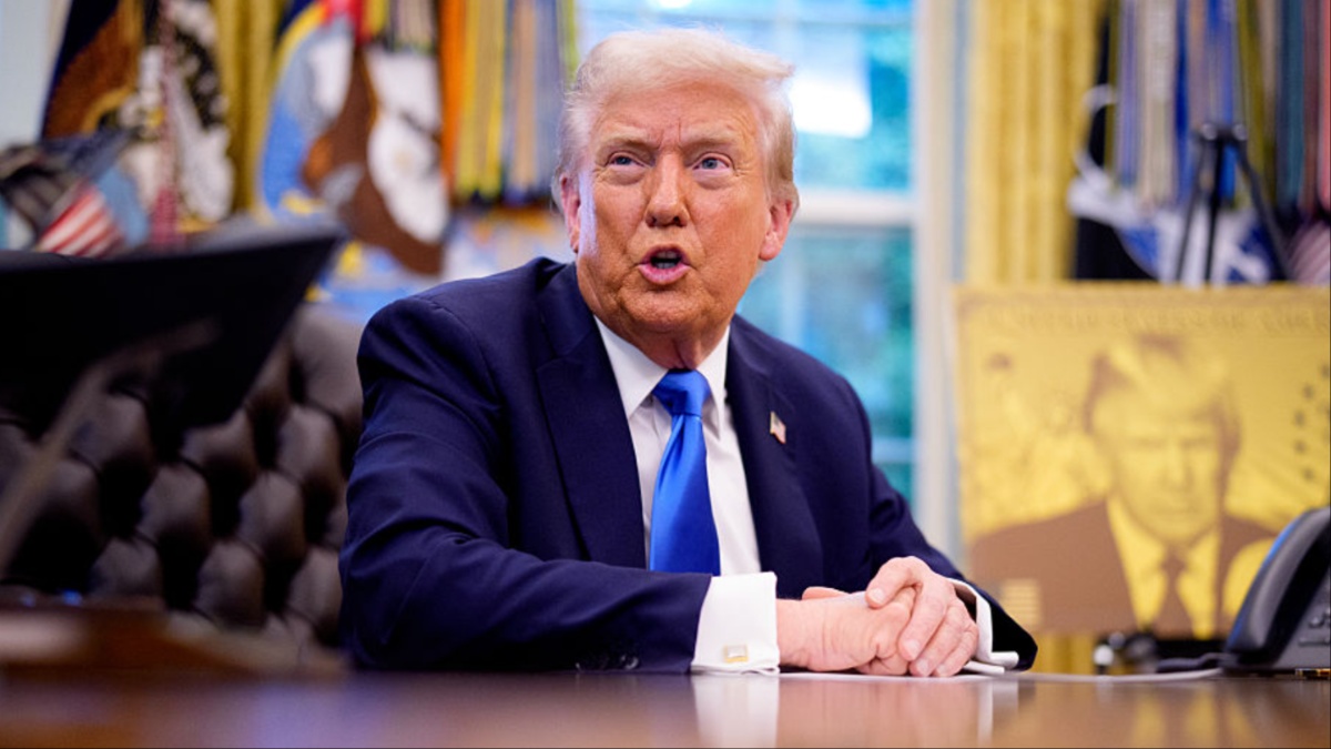 ‘Who Is That On the Floor?!’: Photos of Trump Signing His Own Tweets ...