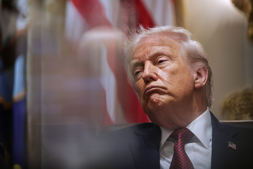 ‘Both Hands NOW?’ Trump’s Appearance Blows Up as His Right Hand ...